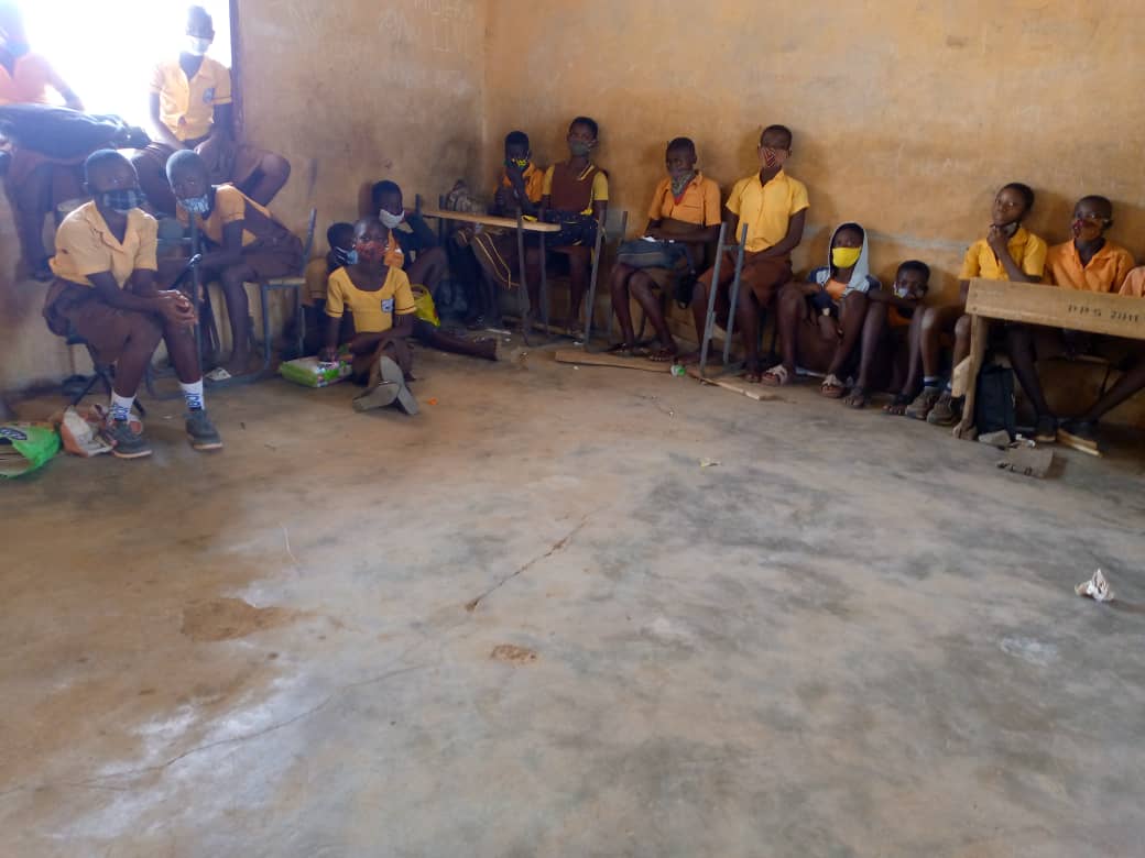 Bongo District: JHS pupils sit on bare floor to study » DreamzFMOnline